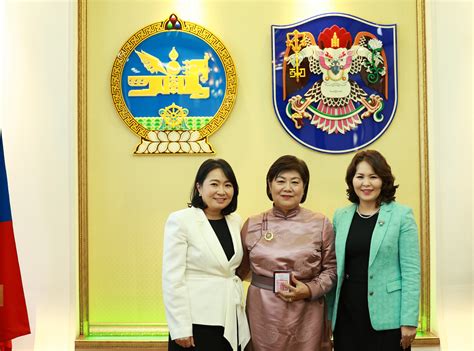 Монголын хүүхдийн ордны албан хаагчдыг шагналаа