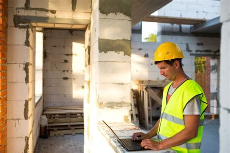 반사 줄무늬가 있는 녹색 안전 조끼 도로 작업자 건설 작업 또는 운전자를 위한 유니폼 흰색 배경에 격리된 전면 후면 보기에 반사경이 있는 벡터 현실적인 3d 조끼