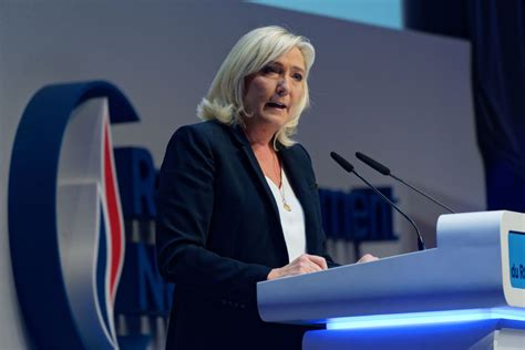 Марин Ле Пен призвала премьера Франции Борн уйти в отставку из за закона о повышении пенсионного