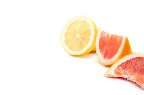 신선한 감귤 류 과일과 높은 비타민 C 개념 테마와 혼합 과일의 더미에 가까이와 레몬과 자 몽 슬라이스 흰색 바탕에 고립 된 절반 감귤류 과일에 대한 스톡 사진 및 기타