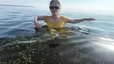 Πω πω Συνάντησα τη μικρότερη ετεροθαλή αδερφή μου στην παραλία την πείραξα στην καμπίνα και