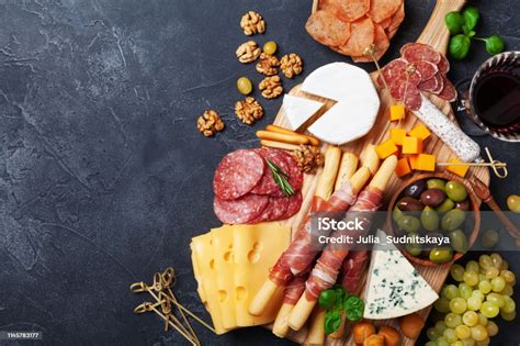 검은 부엌 테이블 평면도에 미식가 음식으로 설정 이탈리아 전채 또는 안티 파스 토 치즈와 육류 스낵의 혼합 된 델리 카트 슨 레드 와인 0명에 대한 스톡 사진 및 기타