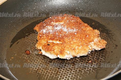 Стейки из свинины в сухарях на сковороде 8 фото в рецепте