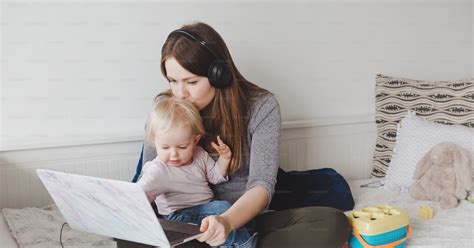 집에서 노트북으로 작업하는 유아 아기를 가진 젊은 백인 어머니 아이가 있는 프리랜서 여자 학생의 직장 온라인 학습 교육 또는 자기 격리 격리 중 직장 사진