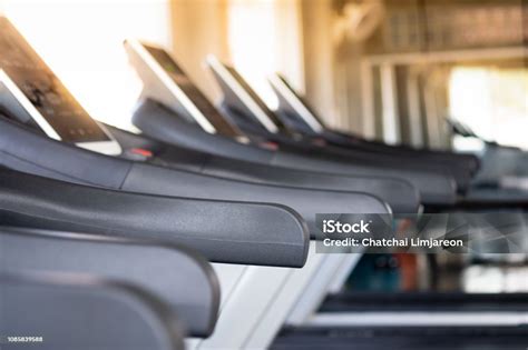 체육관 피트 니스와 운동 장비 및 기계 실행 피트 니스 심장 훈련 저녁 백라이트에 대 한 디딜 방 아의 행과 피트 니스 클럽