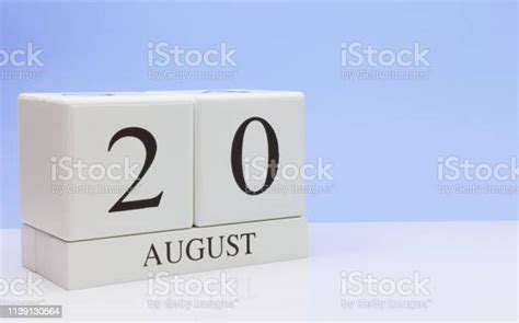 8 월 20 일 매월 밝은 파란색 배경으로 반사와 흰색 테이블에 매일 달력 여름 시간 텍스트의 빈 공간 20에 대한 스톡 사진 및 기타 이미지 Istock