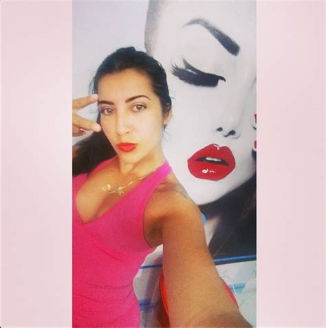 Ego Priscila Pires Posa Decotada De Macacão Justinho Dia Da Beleza