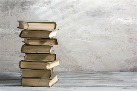 빈티지 오래된 양장본 책 일기 나무 책상 테이블과 그런지 배경 일광에 부채질된 페이지 책 쌓기 다시 학교로 공간 복사 교육 배경 0명에 대한 스톡 사진 및 기타 이미지