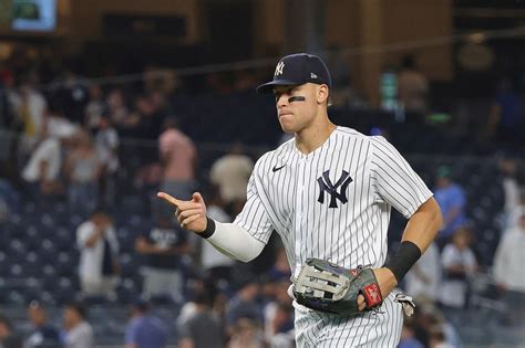 Twitter Reacts To Aaron Judges Yankees Contract Total Surrender