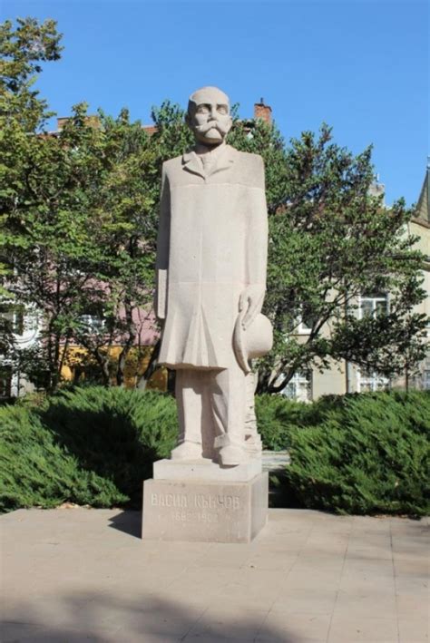 Местят паметника на Васил Кънчов във Враца