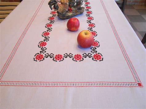 Вишита скатертина з серветками «Калиновий вінок