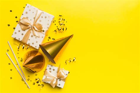 화려한 풍선 선물과 색종이휴일 배경 플랫 레이 스타일 카피 공간이 있는 생일 또는 파티 인사말 카드 상자에 대한 스톡 사진 및 기타 이미지 Istock