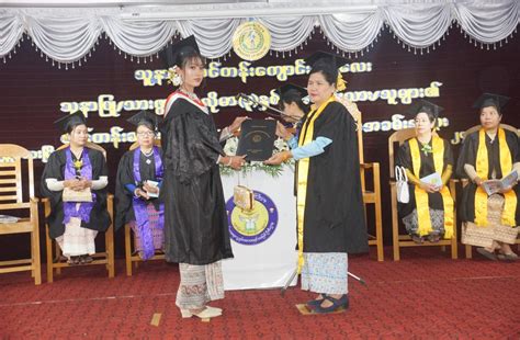 မန္တလေးတိုင်းဒေသကြီးအစိုးရအဖွဲ့ဝန်ကြီးချုပ် ဦးမျိုးအောင် သူနာပြု သားဖ