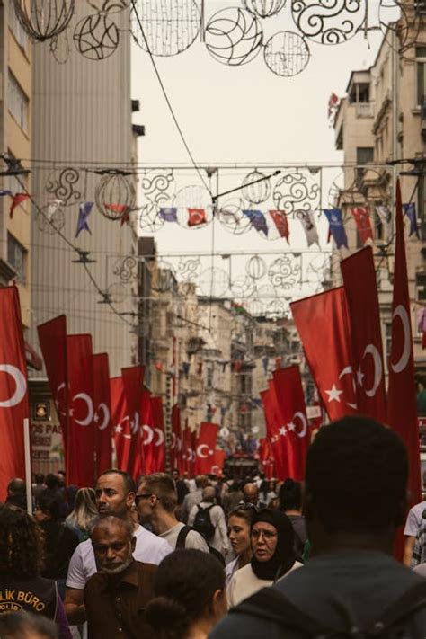 터키 국기와 크리스마스 조명으로 장식된 거리의 군중 · 무료 스톡 사진
