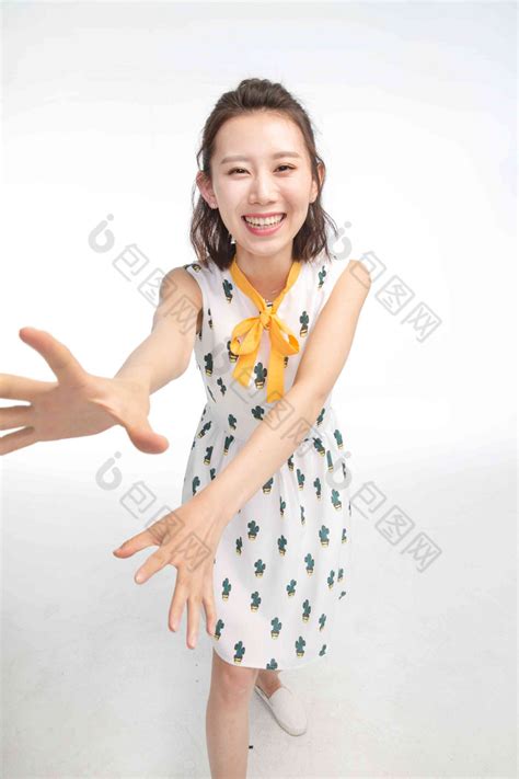 年轻女孩伸手抓图片 包图网企业站
