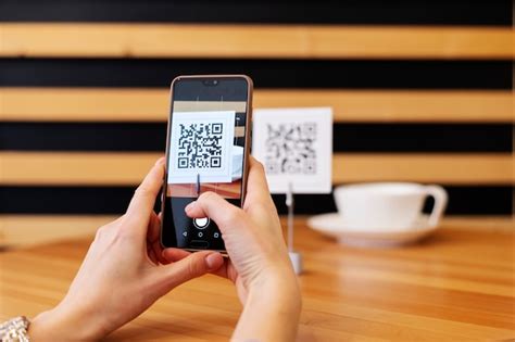 Personne Scannant Le Code Qr Photo Gratuite