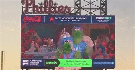 [영상] 콜드플레이 공연장 ‘백허그 불륜 커플 패러디 쏟아진다