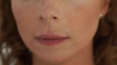 Молодая женщина в кровати с ее молодым сыном Мама и сын просыпая вверх совместно видеоматериал