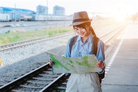 기차역 및 여행 계획에 대 한 지도에 보이는 젊은 여자 배낭 배낭 젊은 여행자 여자는 우울 하 고 기차를 기다리는 동안 강조
