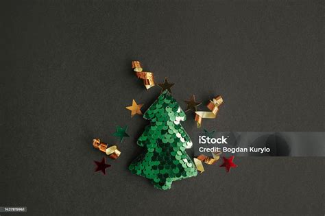 즐거운 성탄절 검은 배경에 반짝이는 금색 색종이가 있는 세련된 작은 크리스마스 트리 텍스트를 위한 공간이 있는 현대적인 축제 플랫 창의적인 아이디어 겨울 휴가 배너 0명에