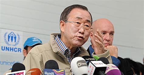 시리아 난민캠프에서 기자회견하는 반기문 총장
