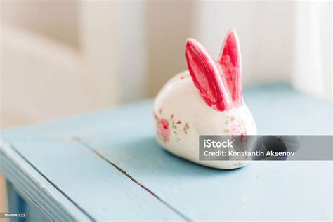 밝은 빨간 손으로 토끼 도자기 그림 그린 귀와 장미 누추한 세련 된 스타일입니다 소녀의 침실 인테리어에 대 한 귀여운 액세서리입니다 0명에 대한 스톡 사진 및 기타 이미지