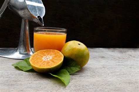 유리에 오렌지 주스와 신선한 감귤류가 나무 테이블에 과즙 짜는 손으로 압착기 과일을 가지고 있습니다 복사 공간 0명에 대한 스톡 사진 및 기타 이미지 Istock