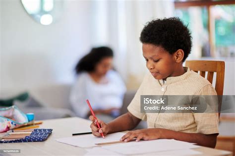 집에서는 글쓰기 교과서 아이가 공책 그림 숙제를 하는 집에서 교육 아동 발달 및 수업 원격 학습 및 공부를위한 문구류가있는 소년 아이에 대한 스톡 사진 및 기타 이미지