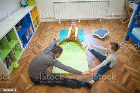아버지와 그의 두 어린 소년은 집에서 함께 스트레칭 운동을하고 30 34세에 대한 스톡 사진 및 기타 이미지 30 34세 30 39세 4 5세 Istock
