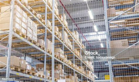 선반에 큰 판지 상자 산업 기업에 있는 창 고에서 금속 메쉬 폐쇄 기술 창 고 공장에서 고용입니다 상품의 배치입니다 소포 배달 합니다 창고에 대한 스톡 사진 및 기타 이미지