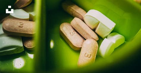 녹색 플라스틱 용기에 흰색 약물 알약 사진 Unsplash의 무료 약국 이미지