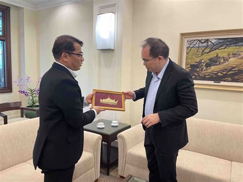 မြန်မာသံရုံး၊ စင်ကာပူမြို့ သံရုံးယာယီတာဝန်ခံ သံအမတ်က စင်ကာပူနိုင်ငံခ