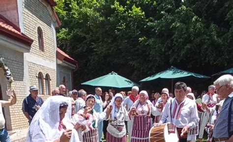 ФОТО Пензионерите фолклористи го прославија празникот Петровден во манастирот Св Петар и