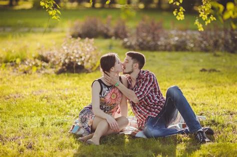 Pareja Joven En El Amor Foto Premium