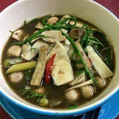 [ของกิน] แกงหน่อไม้ใบย่านางยอดชะอม 🌿😍 เครื่องแน่น ๆ กำลังดี วิธีทำ 1 เตรียมเครื่องแกง โขลกพริก