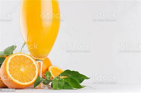익은 반 오렌지와 부드러운 흰색 나무 테이블 복사 공간 근접 촬영에 녹색 잎 와인 글라스에 신선한 오렌지 주스 0명에 대한 스톡 사진 및 기타 이미지 Istock