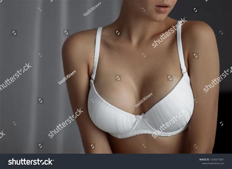 54 656 Imágenes De Woman Natural Breasts Imágenes Fotos Y Vectores