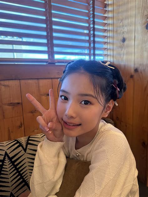 【真田 桃羽☆ブログ】和装ドレスで年末年始のご挨拶 2025年の目標は高く⤴️勉強もお仕事もがんばるよ O 👍 ニコ☆プチ 小学生ナンバーワンウェブマガジン