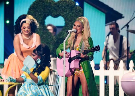 Kelsea Ballerini Performs With Drag Queens At Cmt Awards