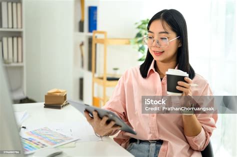 창의적인 인테리어 디자이너가 디지털 태블릿에서 디자인 계획을 검토하면서 커피 한 잔을 즐기고 있습니다 25 29세에 대한 스톡 사진 및 기타 이미지 Istock