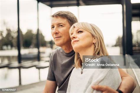 도시 거리 공원에서 야외 벤치에 앉아 사랑에 성인 성숙한 행복한 로맨틱 한 커플 금발의 백인 남자와 여자는 함께 시간을 보낸다 선임 아내와 남편 산책 외부 2명에 대한 스톡