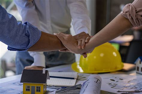 엔지니어 건축가 건설 노동자가 건설 현장 사업 개념 계약자 파트너십 건설의 사무실 회의실의 책상에서 프로젝트 계획 계약 후 악수 3 명에 대한 스톡 사진 및 기타 이미지