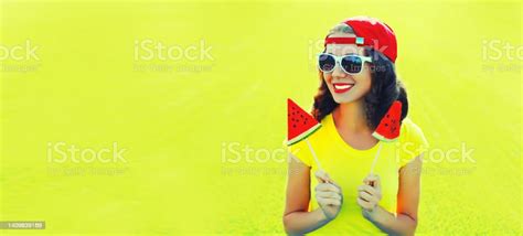 여름 공원의 풀밭에 아이스크림 모양의 수박 조각을 가진 행복한 미소 짓는 젊은 여성의 여름 초상화 25 29세에 대한 스톡 사진 및 기타 이미지 Istock