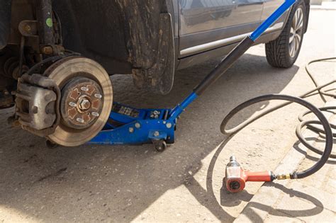 유압 자동차 잭은 타이어를 교체하기 위해 새 차를 들어 올립니다 0명에 대한 스톡 사진 및 기타 이미지 0명 강철 검사 보기 Istock