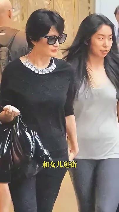 网友偶遇林青霞和女儿逛街，母女俩太漂亮了 林青霞 女儿 香港 明星 Youtube
