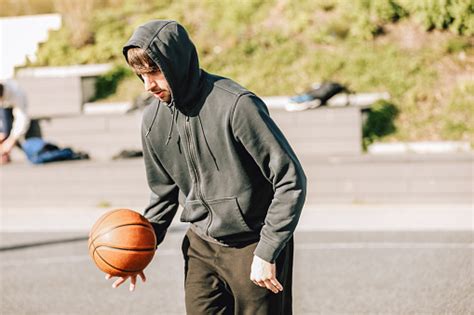 거리에서 스트리트 볼을 연주하는 사람들 농구와 스포츠 사진 도시 생활 개념 게임을 위해 공을 사용하는 사람 25 29세에 대한 스톡 사진 및 기타 이미지 Istock