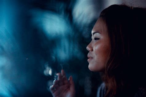 배경 화면 얼굴 등 초상화 싱가포르 공간 하늘 연기 흡연 푸른 흑발 저녁 니콘 입 감정 한밤중 85mm 신비한 장면 아름다운 니코르