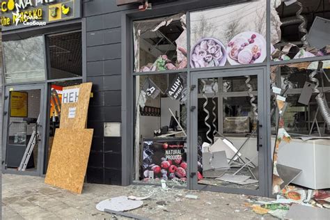 Радіо Свобода Наслідки атаки РФ на Миколаїв Один із дронів влучив в проїжджу частину