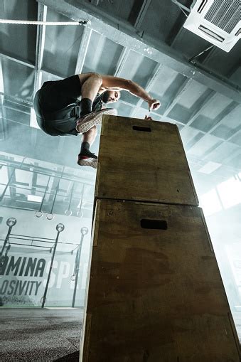 체육관에서 크로스 핏 훈련 중 상자에서 점프 하는 남성 선수의 아래 보기 체육관에 대한 스톡 사진 및 기타 이미지 체육관 헬스 클럽 건강한 생활방식 Istock
