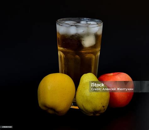 검은 배경에 얼음이 있는 키가 큰 면 유리잔에 다양한 종류의 과일에서 추출한 사과와 배 주스 근처에 잘 익은 과일이 있습니다 0명에 대한 스톡 사진 및 기타 이미지 Istock